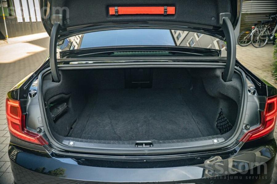 Black Volvo S90 2018 in Riga, with an engine capacity of 2.00 L and mileage of 176 thousand km for 16990 €, photo 24 on AUTOMOTO.COM.LV