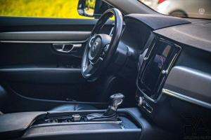 Black Volvo S90 2018 in Riga, with an engine capacity of 1.97 L and mileage of 176 thousand km for 16990 €, photo 9 on AUTOMOTO.COM.LV