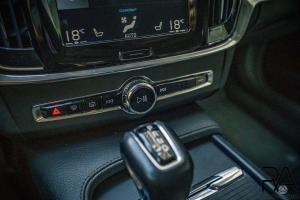 Black Volvo S90 2018 in Riga, with an engine capacity of 1.97 L and mileage of 176 thousand km for 16990 €, photo 15 on AUTOMOTO.COM.LV