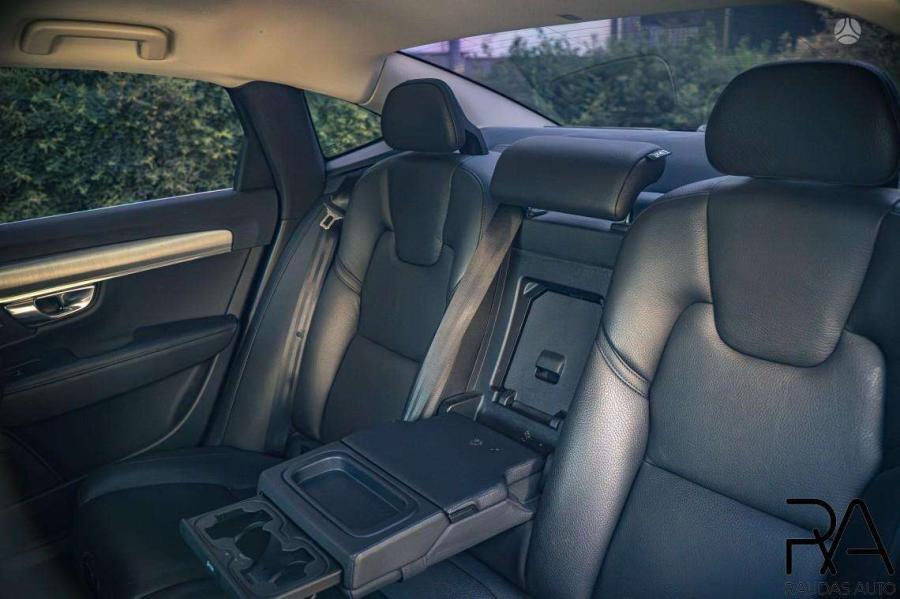 Black Volvo S90 2018 in Riga, with an engine capacity of 1.97 L and mileage of 176 thousand km for 16990 €, photo 21 on AUTOMOTO.COM.LV