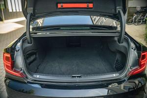 Black Volvo S90 2018 in Riga, with an engine capacity of 1.97 L and mileage of 176 thousand km for 16990 €, photo 24 on AUTOMOTO.COM.LV