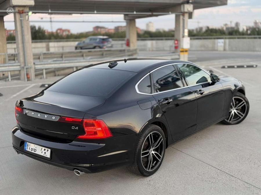 Black Volvo S90 2018 in Vilnius, with an engine capacity of 1.97 L and mileage of 190 thousand km for 9999 €, photo 4 on AUTOMOTO.COM.LV