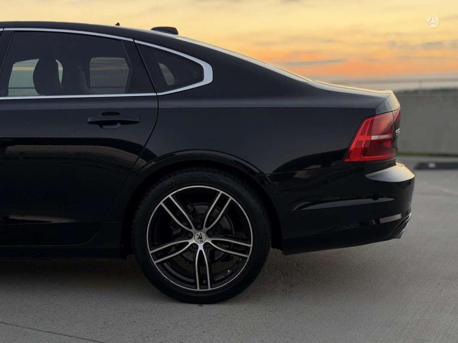 Black Volvo S90 2018 in Vilnius, with an engine capacity of 1.97 L and mileage of 190 thousand km for 9999 €, photo 22 on AUTOMOTO.COM.LV