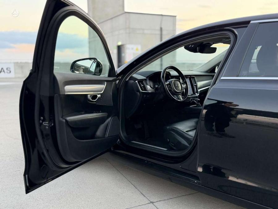 Black Volvo S90 2018 in Vilnius, with an engine capacity of 1.97 L and mileage of 190 thousand km for 9999 €, photo 23 on AUTOMOTO.COM.LV