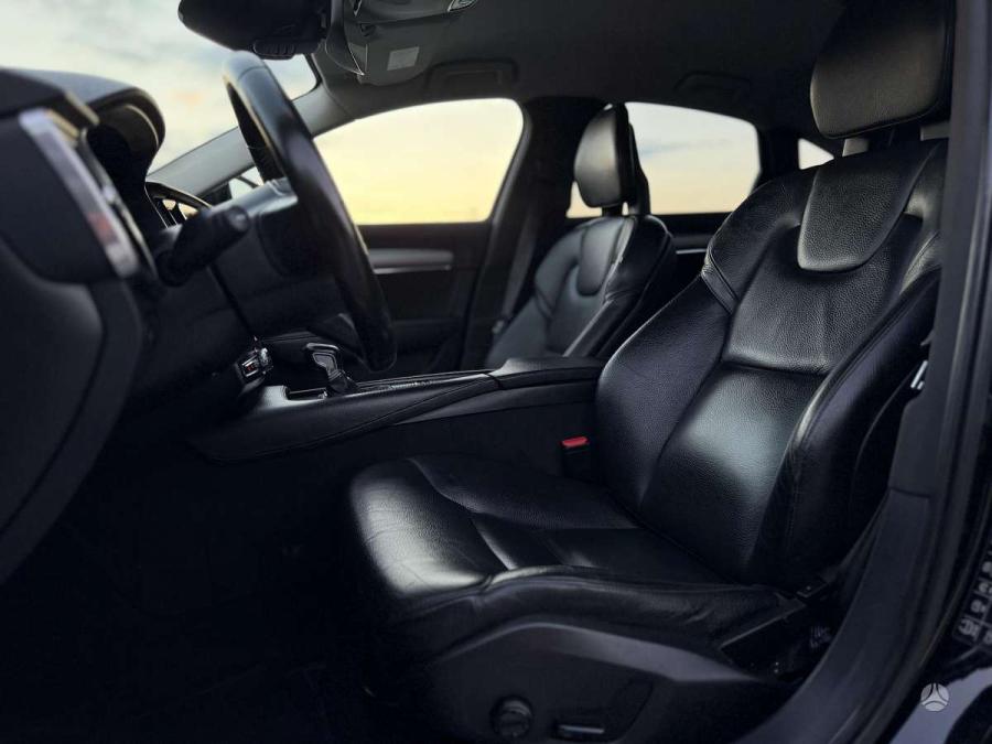 Black Volvo S90 2018 in Vilnius, with an engine capacity of 1.97 L and mileage of 190 thousand km for 9999 €, photo 24 on AUTOMOTO.COM.LV