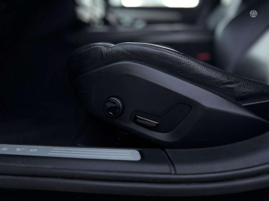 Black Volvo S90 2018 in Vilnius, with an engine capacity of 1.97 L and mileage of 190 thousand km for 9999 €, photo 25 on AUTOMOTO.COM.LV