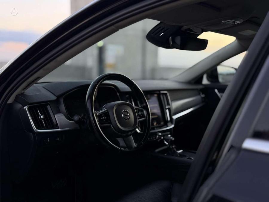 Black Volvo S90 2018 in Vilnius, with an engine capacity of 1.97 L and mileage of 190 thousand km for 9999 €, photo 26 on AUTOMOTO.COM.LV