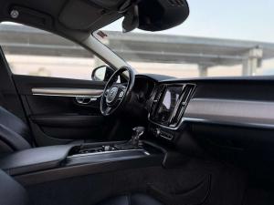 Black Volvo S90 2018 in Vilnius, with an engine capacity of 1.97 L and mileage of 190 thousand km for 9999 €, photo 29 on AUTOMOTO.COM.LV