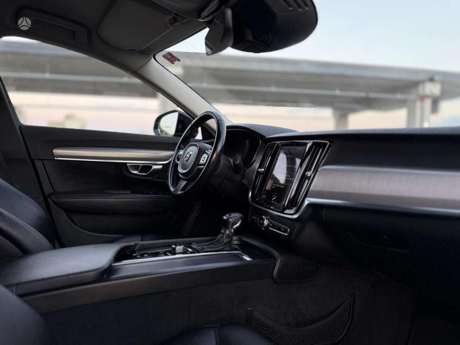 Black Volvo S90 2018 in Vilnius, with an engine capacity of 1.97 L and mileage of 190 thousand km for 9999 €, photo 29 on AUTOMOTO.COM.LV