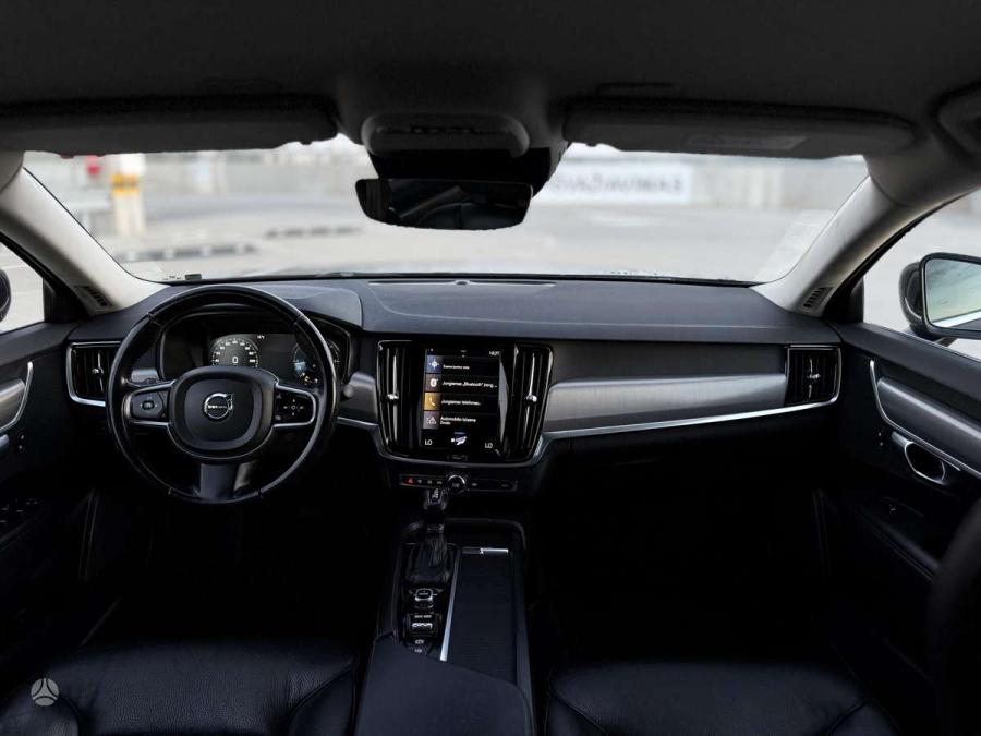 Black Volvo S90 2018 in Vilnius, with an engine capacity of 1.97 L and mileage of 190 thousand km for 9999 €, photo 33 on AUTOMOTO.COM.LV