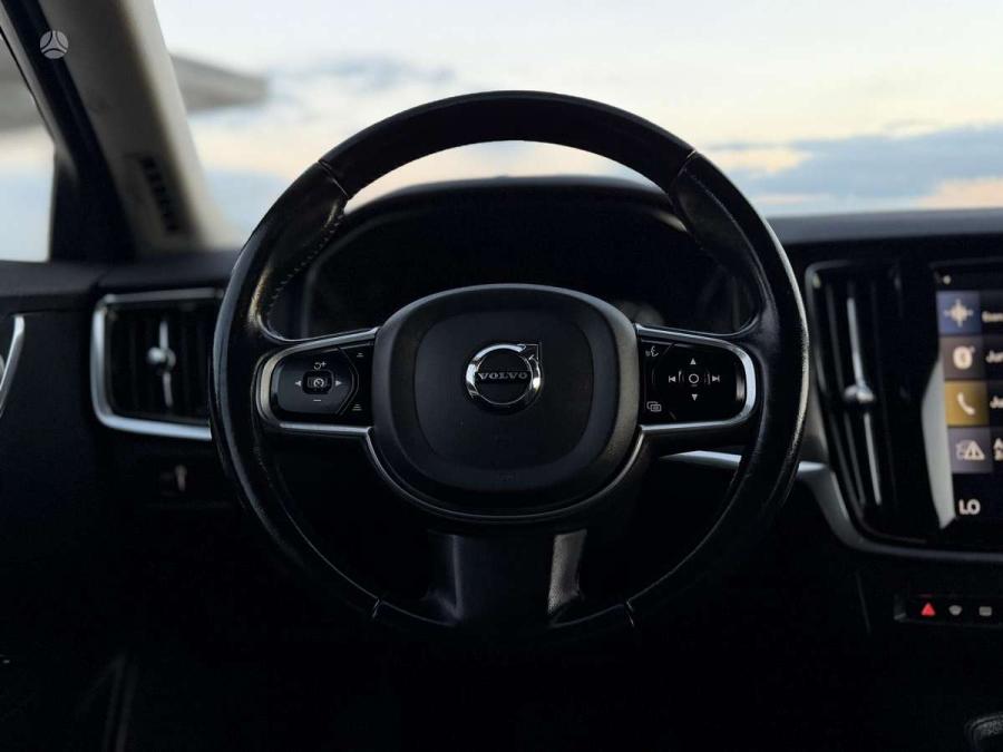 Black Volvo S90 2018 in Vilnius, with an engine capacity of 1.97 L and mileage of 190 thousand km for 9999 €, photo 34 on AUTOMOTO.COM.LV