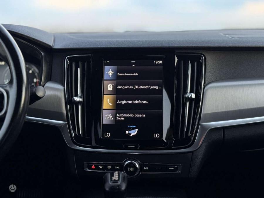 Black Volvo S90 2018 in Vilnius, with an engine capacity of 1.97 L and mileage of 190 thousand km for 9999 €, photo 35 on AUTOMOTO.COM.LV