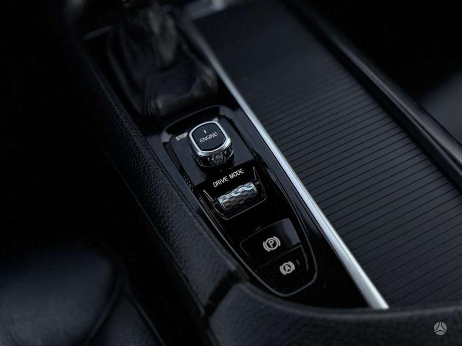 Black Volvo S90 2018 in Vilnius, with an engine capacity of 1.97 L and mileage of 190 thousand km for 9999 €, photo 36 on AUTOMOTO.COM.LV