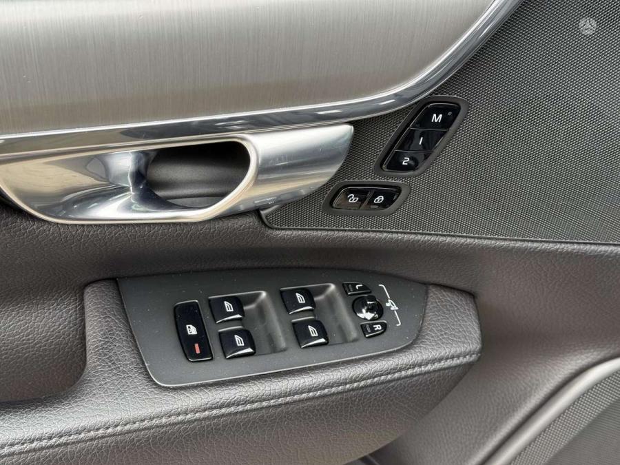 Black Volvo S90 2019 in Taurage, with an engine capacity of 1.97 L and mileage of 247 thousand km for 14900 €, photo 13 on AUTOMOTO.COM.LV
