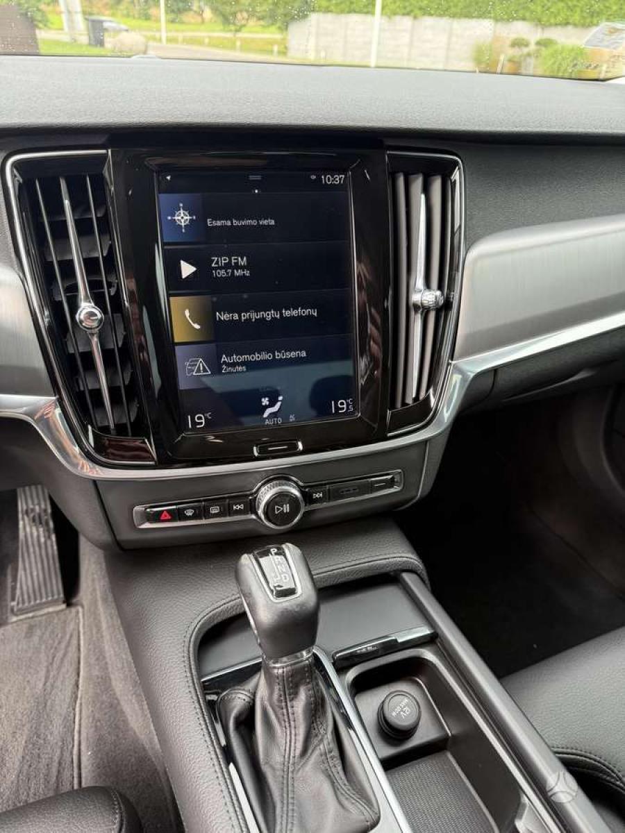 Black Volvo S90 2019 in Taurage, with an engine capacity of 1.97 L and mileage of 247 thousand km for 14900 €, photo 16 on AUTOMOTO.COM.LV