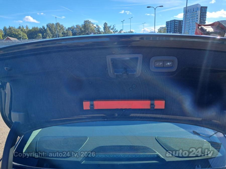 Black Volvo S90 2019 in Tallinn, with an engine capacity of 2.00 L and mileage of 220 thousand km for 20900 €, photo 19 on AUTOMOTO.COM.LV