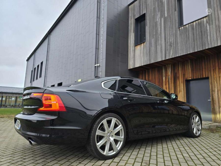 Black Volvo S90 2020 in Taurage, with an engine capacity of 1.97 L and mileage of 258 thousand km for 17600 €, photo 6 on AUTOMOTO.COM.LV