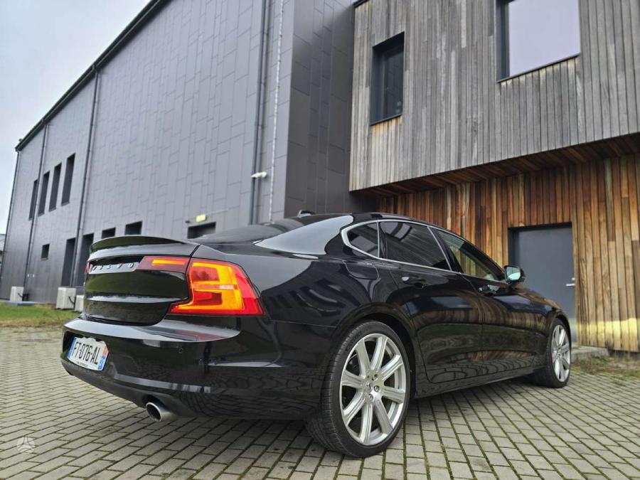 Black Volvo S90 2020 in Taurage, with an engine capacity of 1.97 L and mileage of 258 thousand km for 17600 €, photo 7 on AUTOMOTO.COM.LV