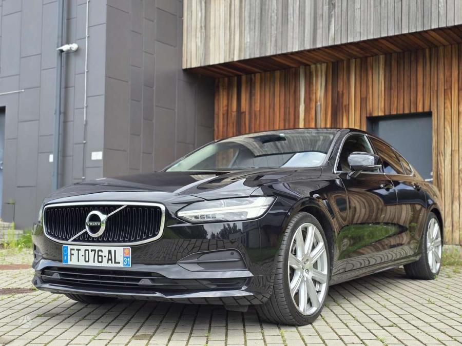 Black Volvo S90 2020 in Taurage, with an engine capacity of 1.97 L and mileage of 258 thousand km for 17600 €, photo 13 on AUTOMOTO.COM.LV