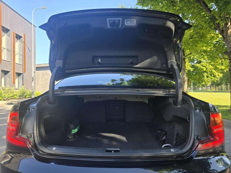 Black Volvo S90 2020 in Taurage, with an engine capacity of 1.97 L and mileage of 217 thousand km for 17300 €, photo 37 on AUTOMOTO.COM.LV
