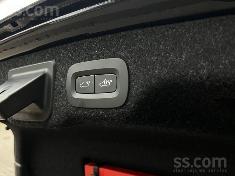 Black Volvo S90 2021 in Jelgava, with an engine capacity of 2.00 L and mileage of 194 thousand km for 26990 €, photo 8 on AUTOMOTO.COM.LV