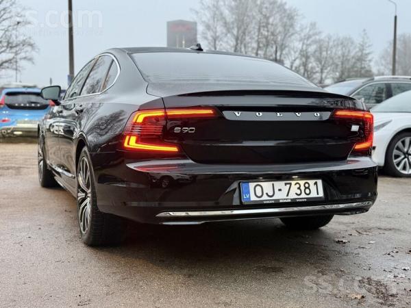 Black Volvo S90 2022 in Riga, with an engine capacity of 2.00 L and mileage of 0 thousand km for 34000 €, photo 4 on AUTOMOTO.COM.LV