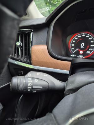 Blue Volvo S90 2018 in Tallinn, with an engine capacity of 2.00 L and mileage of 170 thousand km for 23000 €, photo 16 on AUTOMOTO.COM.LV
