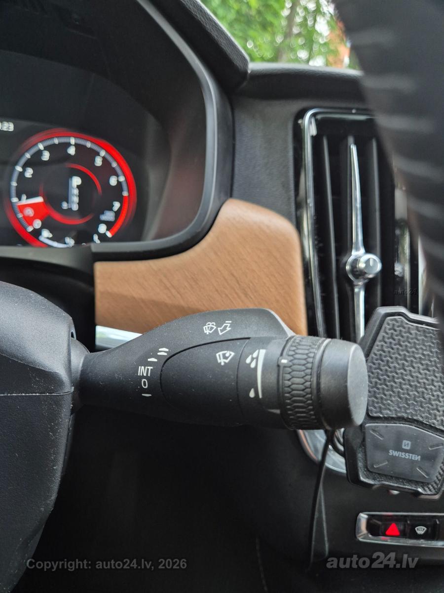 Blue Volvo S90 2018 in Tallinn, with an engine capacity of 2.00 L and mileage of 170 thousand km for 23000 €, photo 17 on AUTOMOTO.COM.LV