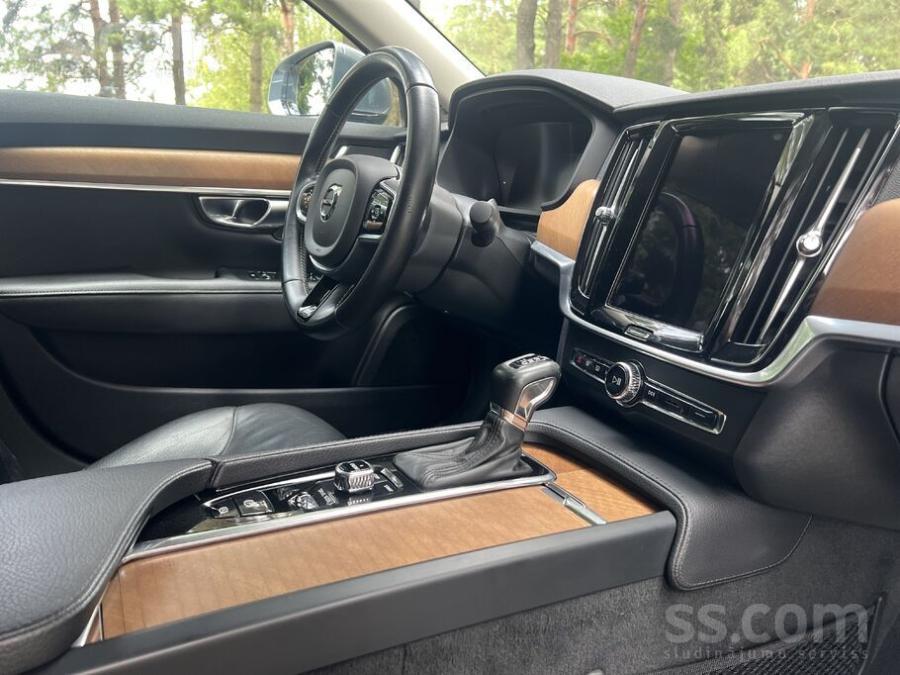 Grey Volvo S90 2016 in Riga, with an engine capacity of 2.00 L and mileage of 229 thousand km for 16680 €, photo 17 on AUTOMOTO.COM.LV