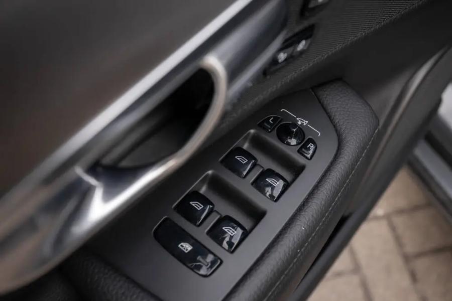 Pelēks Volvo S90 2016 Jelgava, ar dzinēja tilpumu 0.00 L un nobraukumu 0 tūkst. km par 15500 €, foto 15 vietnē AUTOMOTO.COM.LV