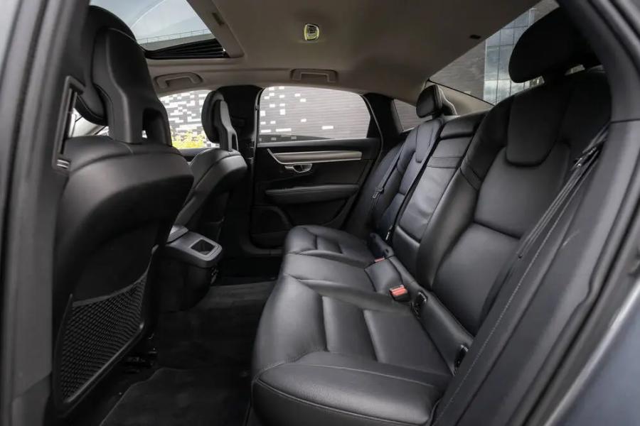 Pelēks Volvo S90 2016 Jelgava, ar dzinēja tilpumu 0.00 L un nobraukumu 0 tūkst. km par 15500 €, foto 18 vietnē AUTOMOTO.COM.LV