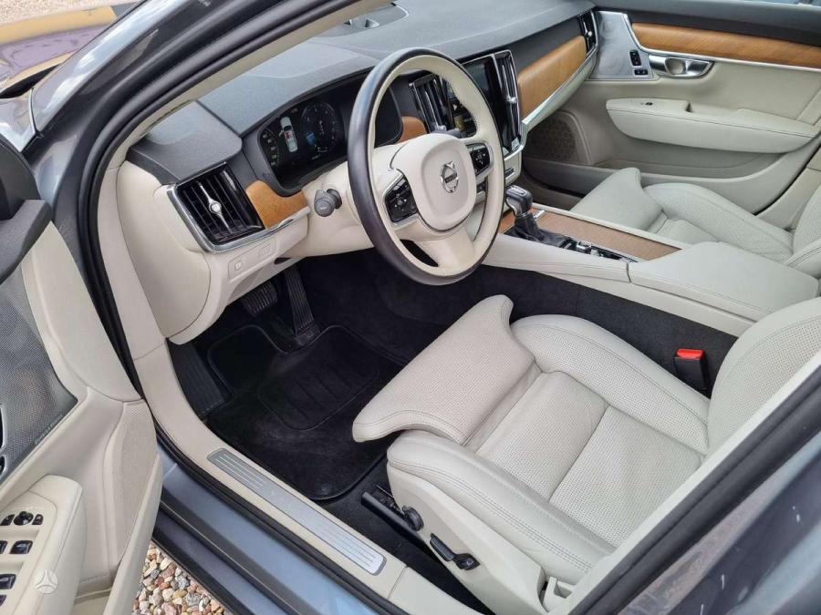 Grey Volvo S90 2018 in Alytus, with an engine capacity of 1.97 L and mileage of 186 thousand km for 22900 €, photo 19 on AUTOMOTO.COM.LV