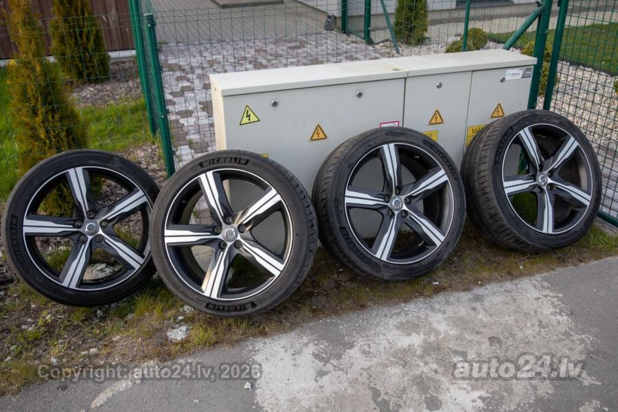 Grey Volvo S90 2018 in Tallinn, with an engine capacity of 2.00 L and mileage of 252 thousand km for 19300 €, photo 31 on AUTOMOTO.COM.LV