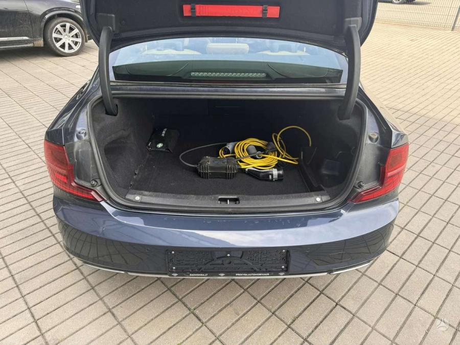 Grey Volvo S90 2018 in Kaunas, with an engine capacity of 1.97 L and mileage of 207 thousand km for 17900 €, photo 7 on AUTOMOTO.COM.LV