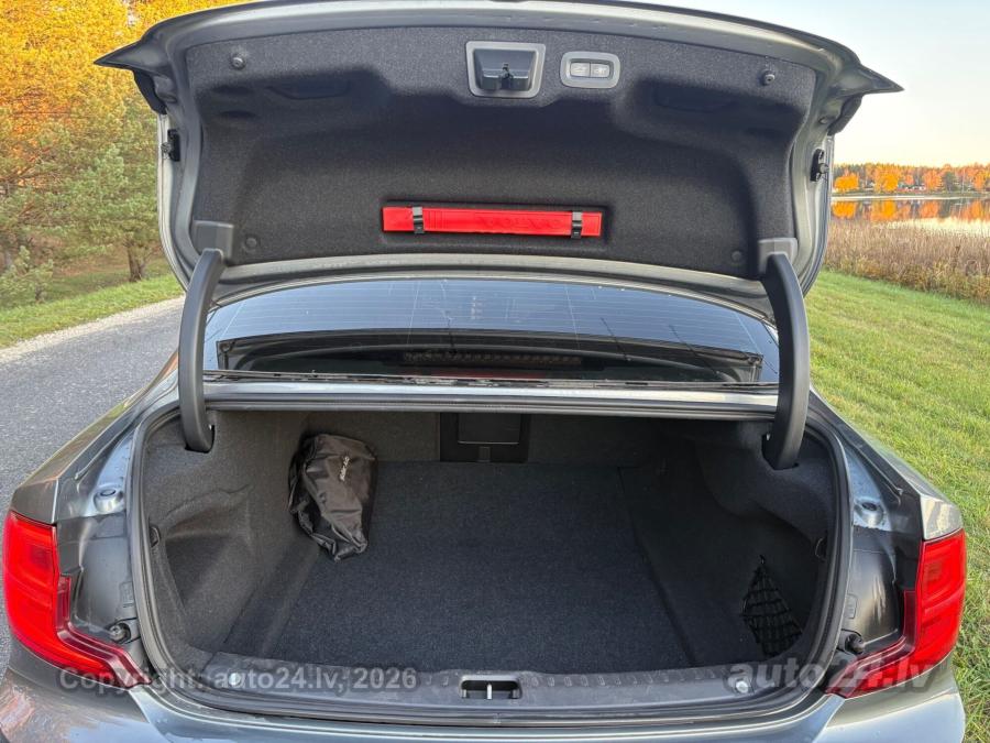 Grey Volvo S90 2018 in Tallinn, with an engine capacity of 2.00 L and mileage of 157 thousand km for 26499 €, photo 17 on AUTOMOTO.COM.LV