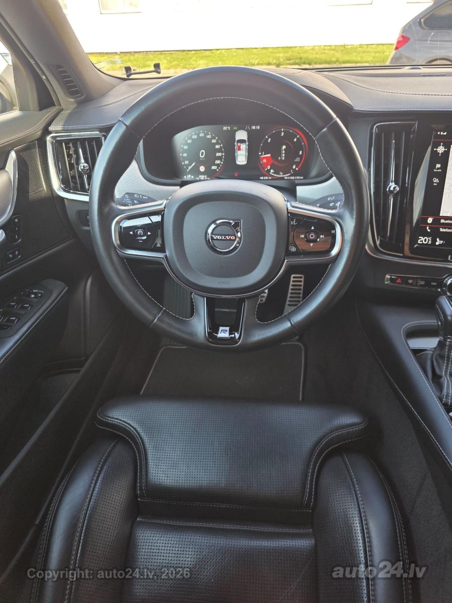 Grey Volvo S90 2019 in Tallinn, with an engine capacity of 2.00 L and mileage of 210 thousand km for 24900 €, photo 13 on AUTOMOTO.COM.LV