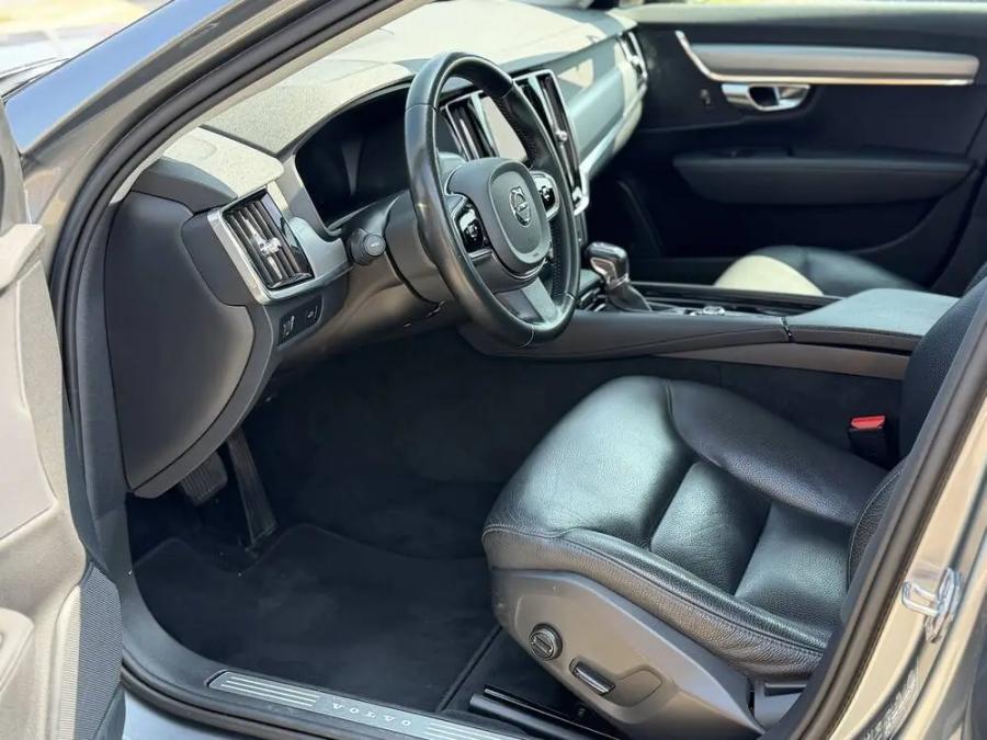 Grey Volvo S90 2019 in Riga, with an engine capacity of 2.00 L and mileage of 191 thousand km for 16900 €, photo 8 on AUTOMOTO.COM.LV