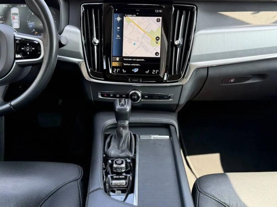 Grey Volvo S90 2019 in Riga, with an engine capacity of 2.00 L and mileage of 191 thousand km for 16900 €, photo 9 on AUTOMOTO.COM.LV