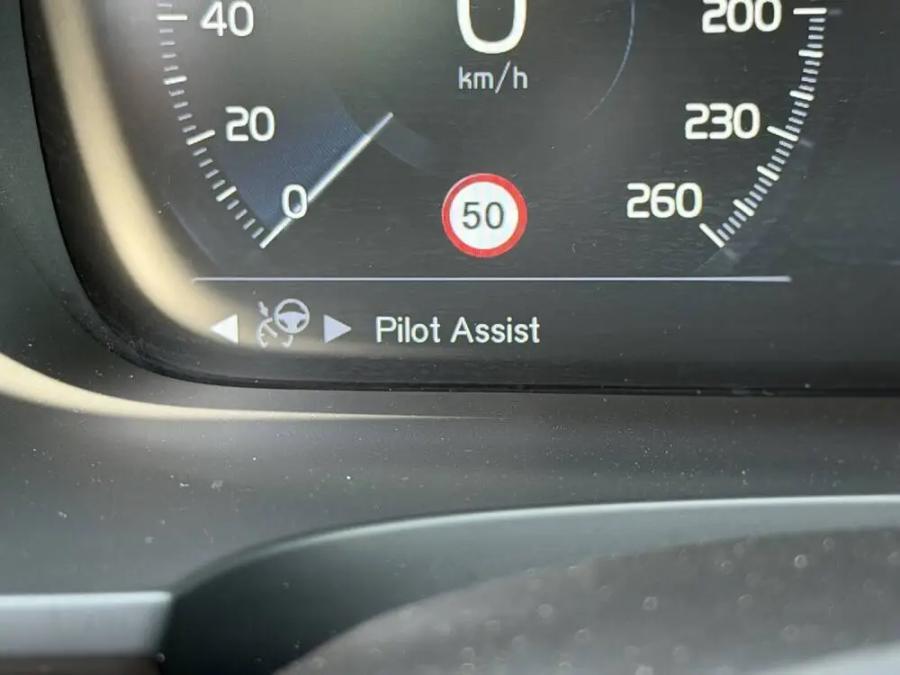 Grey Volvo S90 2019 in Riga, with an engine capacity of 2.00 L and mileage of 191 thousand km for 16900 €, photo 12 on AUTOMOTO.COM.LV
