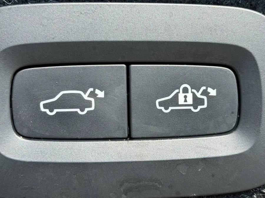 Grey Volvo S90 2019 in Riga, with an engine capacity of 2.00 L and mileage of 191 thousand km for 16900 €, photo 18 on AUTOMOTO.COM.LV