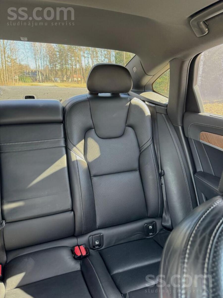 Grey Volvo S90 2019 in Riga, with an engine capacity of 2.00 L and mileage of 159 thousand km for 22500 €, photo 8 on AUTOMOTO.COM.LV