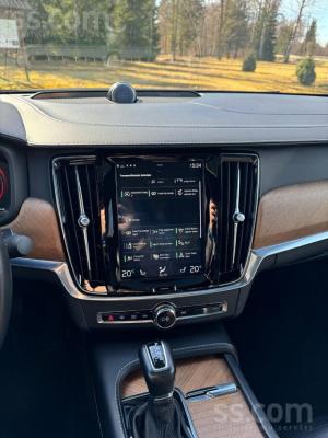 Grey Volvo S90 2019 in Riga, with an engine capacity of 2.00 L and mileage of 159 thousand km for 22500 €, photo 10 on AUTOMOTO.COM.LV