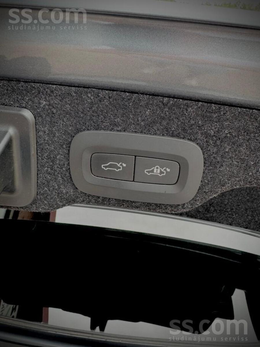 Grey Volvo S90 2019 in Riga, with an engine capacity of 2.00 L and mileage of 159 thousand km for 22500 €, photo 17 on AUTOMOTO.COM.LV