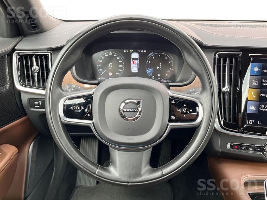 Grey Volvo S90 2021 in Riga, with an engine capacity of 2.00 L and mileage of 79 thousand km for 27990 €, photo 13 on AUTOMOTO.COM.LV