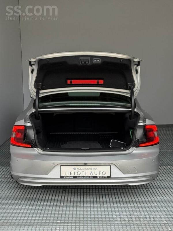Volvo S90 2022 in Riga, with an engine capacity of 2.00 L and mileage of 94 thousand km for 26990 €, photo 5 on AUTOMOTO.COM.LV