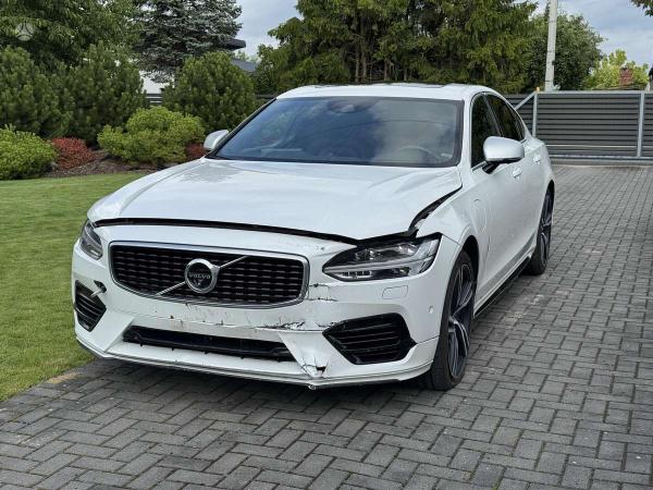 White Volvo S90 2018 in Kaunas, with an engine capacity of 1.97 L and mileage of 147 thousand km for 12799 €, photo 6 on AUTOMOTO.COM.LV