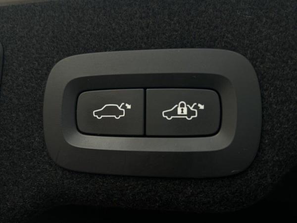 Balts Volvo S90 2018 Pērnava, ar dzinēja tilpumu 2.00 L un nobraukumu 144 tūkst. km par 24900 €, foto 10 vietnē AUTOMOTO.COM.LV