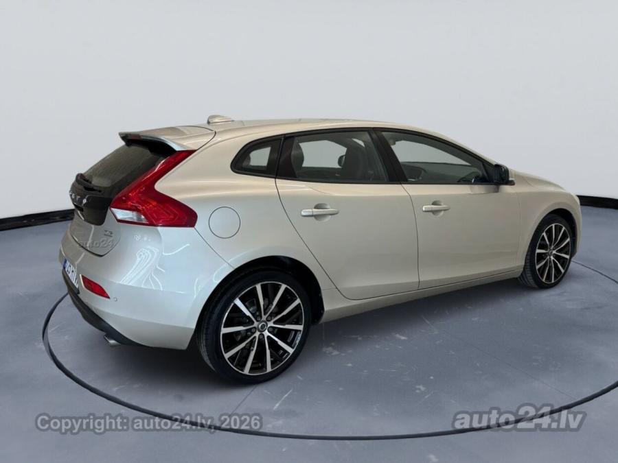 Smilšu krāsa Volvo V40 2016 Tallina, ar dzinēja tilpumu 2.00 L un nobraukumu 151 tūkst. km par 11790 €, foto 6 vietnē AUTOMOTO.COM.LV