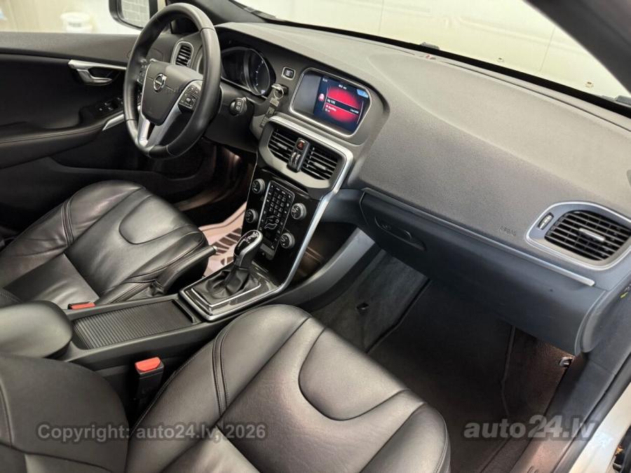 Smilšu krāsa Volvo V40 2016 Tallina, ar dzinēja tilpumu 2.00 L un nobraukumu 151 tūkst. km par 11790 €, foto 14 vietnē AUTOMOTO.COM.LV