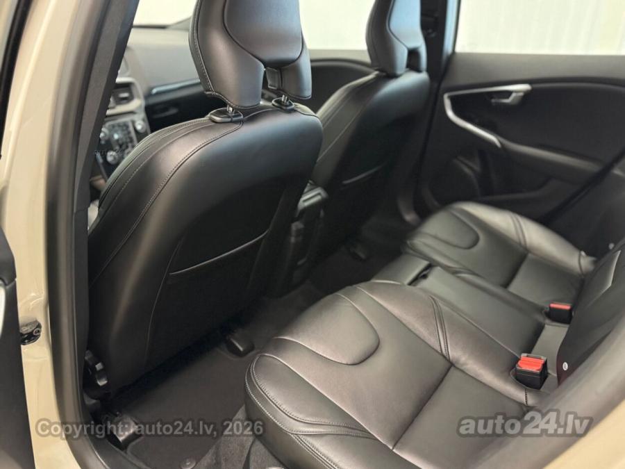 Smilšu krāsa Volvo V40 2016 Tallina, ar dzinēja tilpumu 2.00 L un nobraukumu 151 tūkst. km par 11790 €, foto 17 vietnē AUTOMOTO.COM.LV